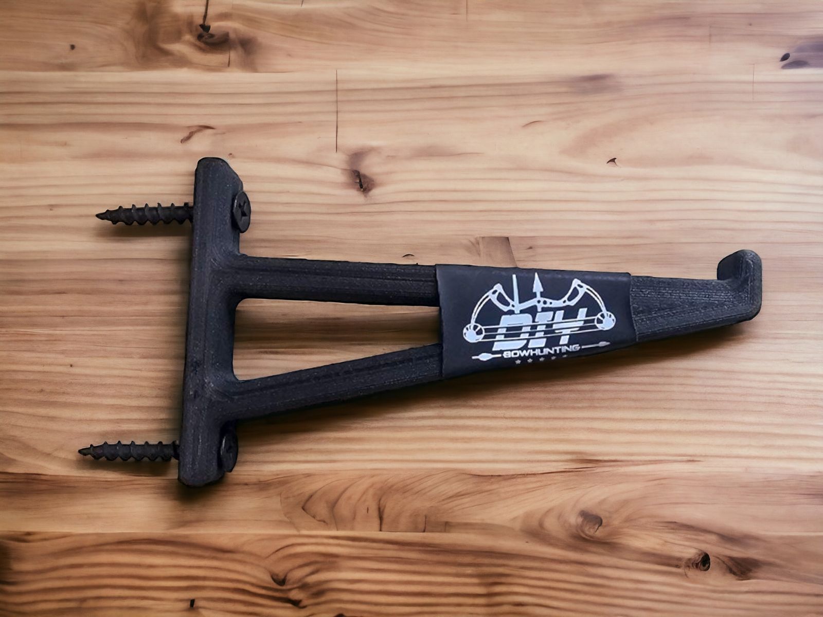 Wall bow hanger – Treetop Hunting